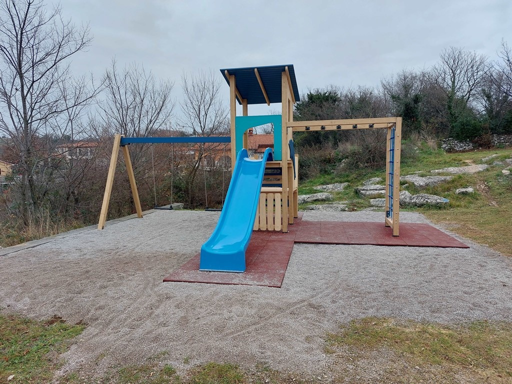 GRAD LABIN: Dovršeni radovi na igralištima u Lošinjskoj i Presici